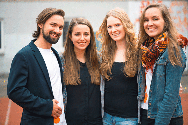 Zwei junge Tirolerinnen auf Auslandseinsatz